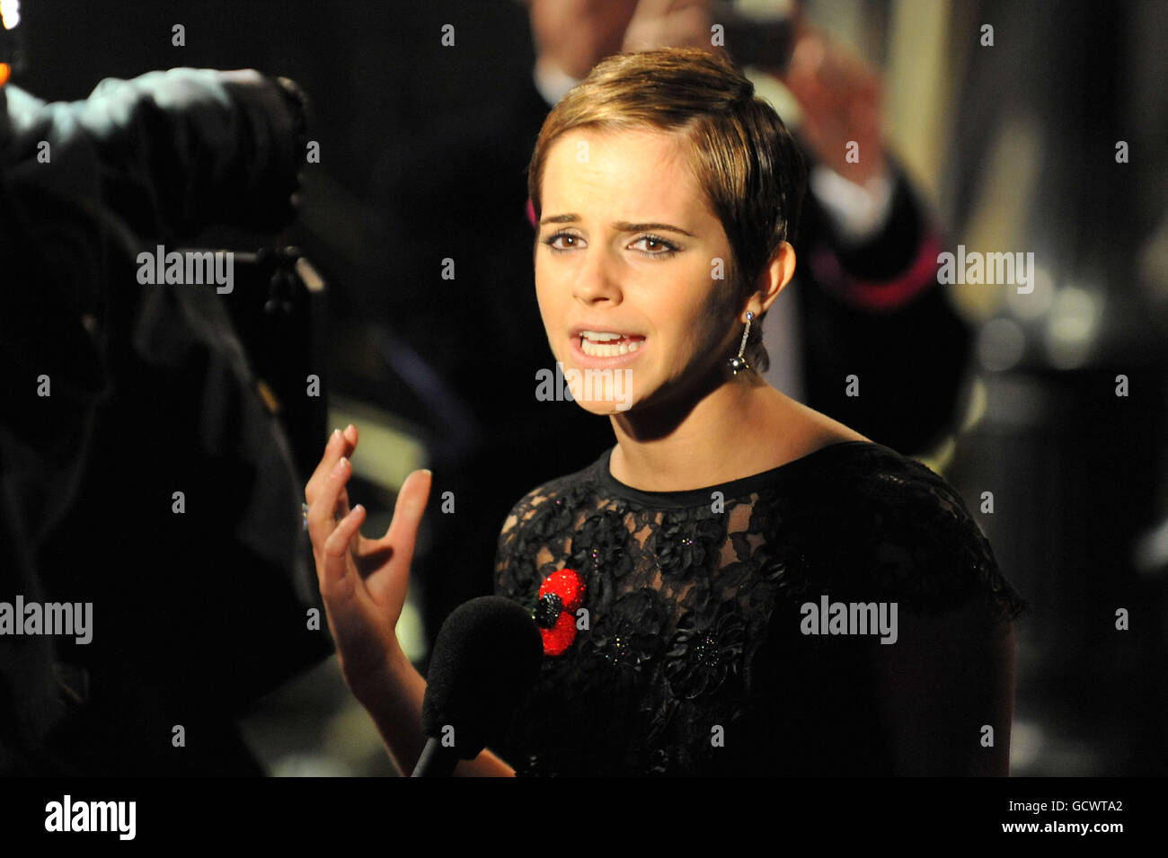 Colpo alla testa colpo alla testa colpo alla testa microfono parlante ...