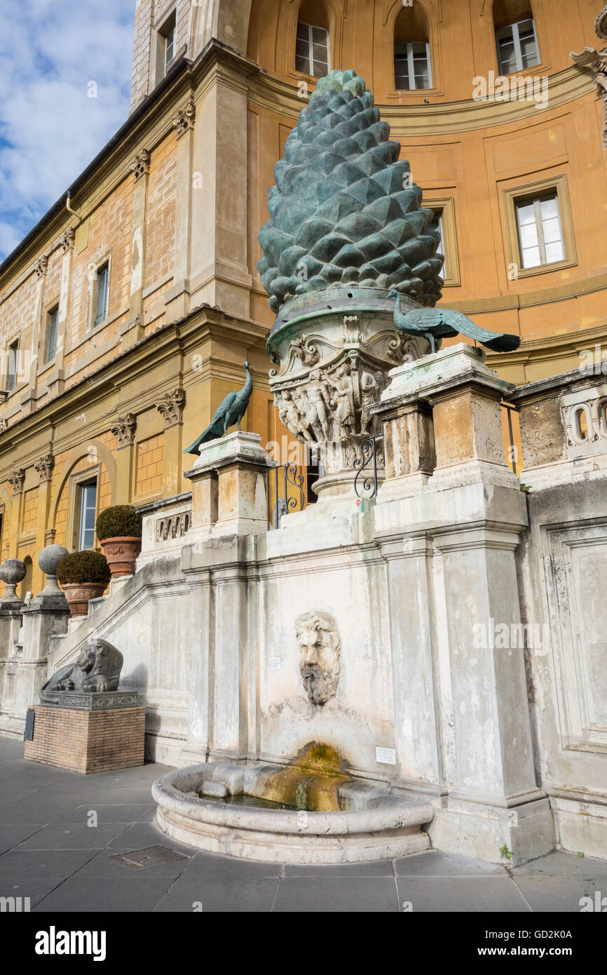 Fontana della pigna immagini e fotografie stock ad alta risoluzione - Alamy