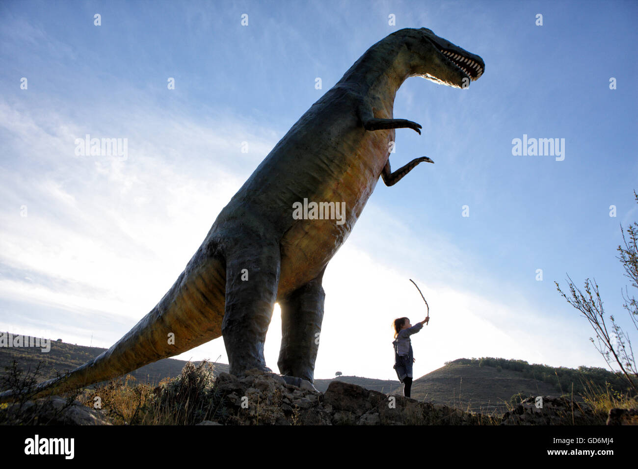 In Spagna, La Rioja, Enciso. Statua di un dinosauro presso il sito di ...