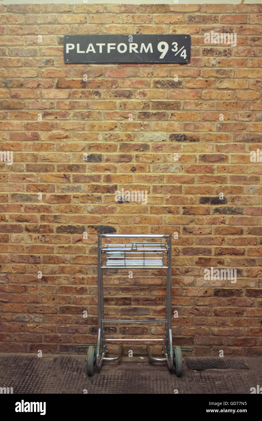 London kings cross station platform immagini e fotografie stock ad alta ...