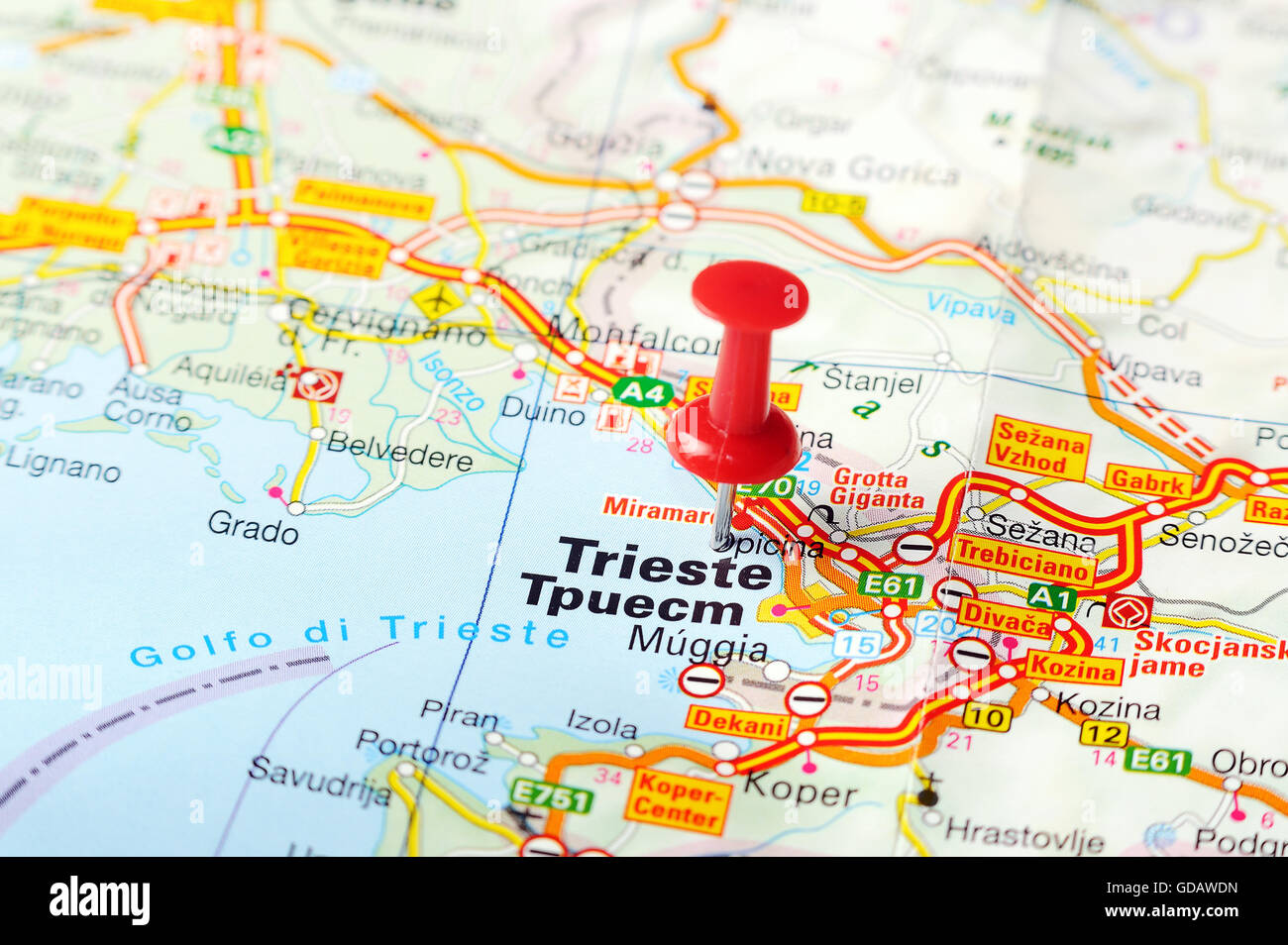 Close up di Trieste , Italia mappa con perno rosso - Concetto di viaggio Foto stock - Alamy