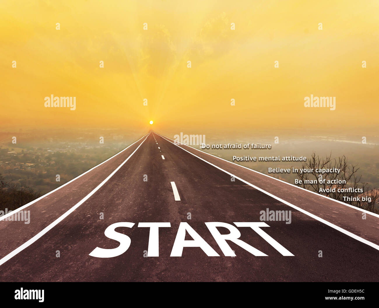 Testo start sulla lunga strada aboved sfocato top city view con testo ...