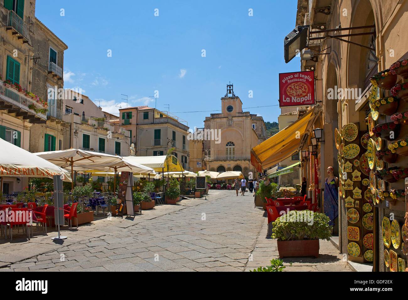 Street Cafe, Città Vecchia, Tropea in Calabria, Italia Foto stock - Alamy