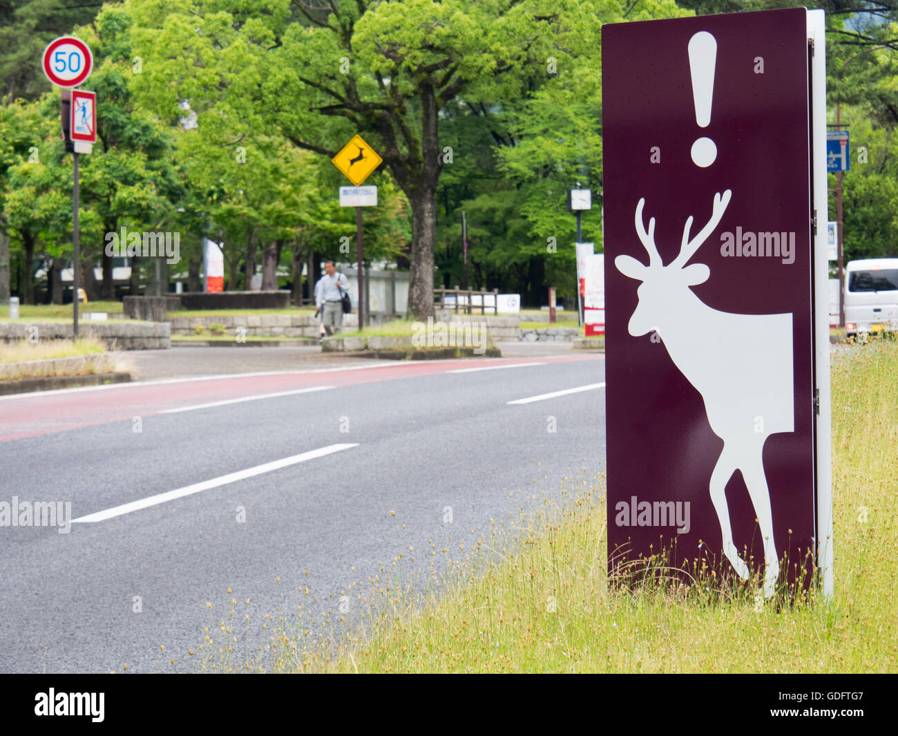 Cartello stradale attenzione agli automobilisti di cervi che attraversa ...