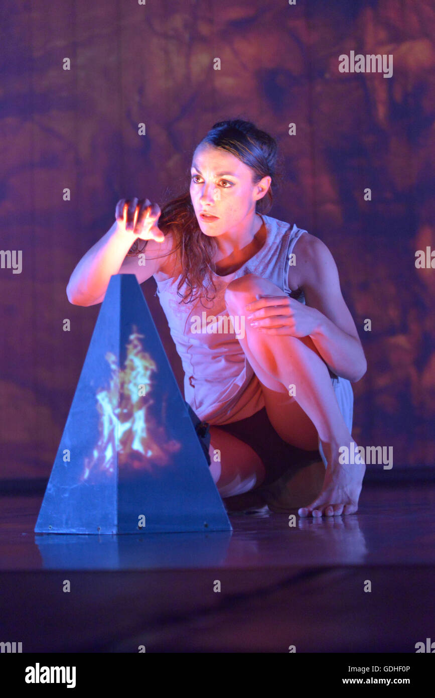 Membri della danza contemporanea Motionhouse società, fondata da Kevin ...