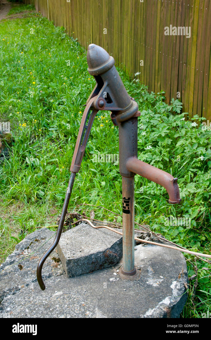 Pompa dell'acqua antica immagini e fotografie stock ad alta risoluzione ...