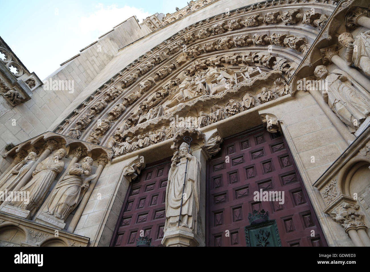 Timpano gotico immagini e fotografie stock ad alta risoluzione - Alamy