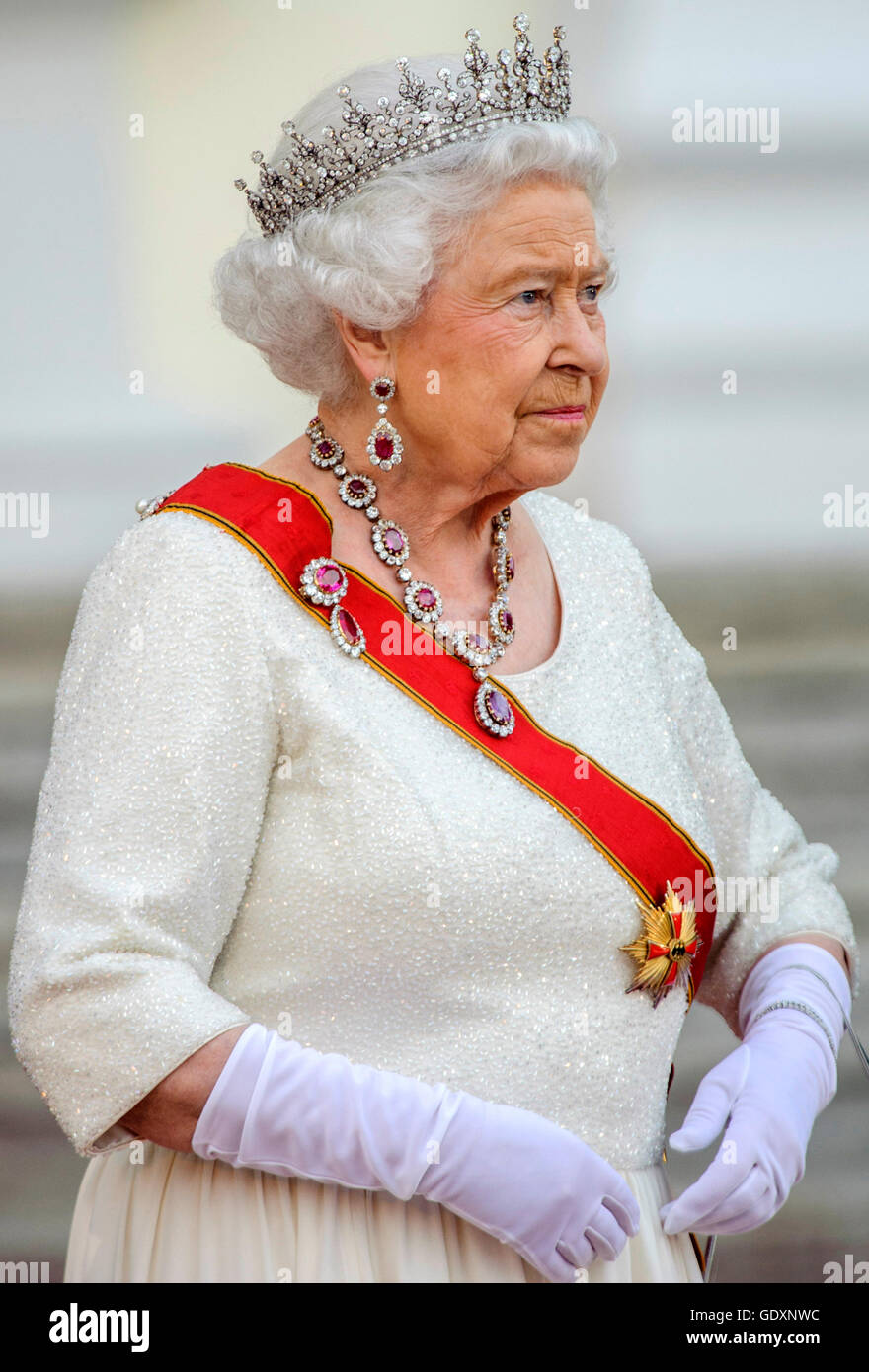 Queen elizabeth ii portrait crown immagini e fotografie stock ad alta ...
