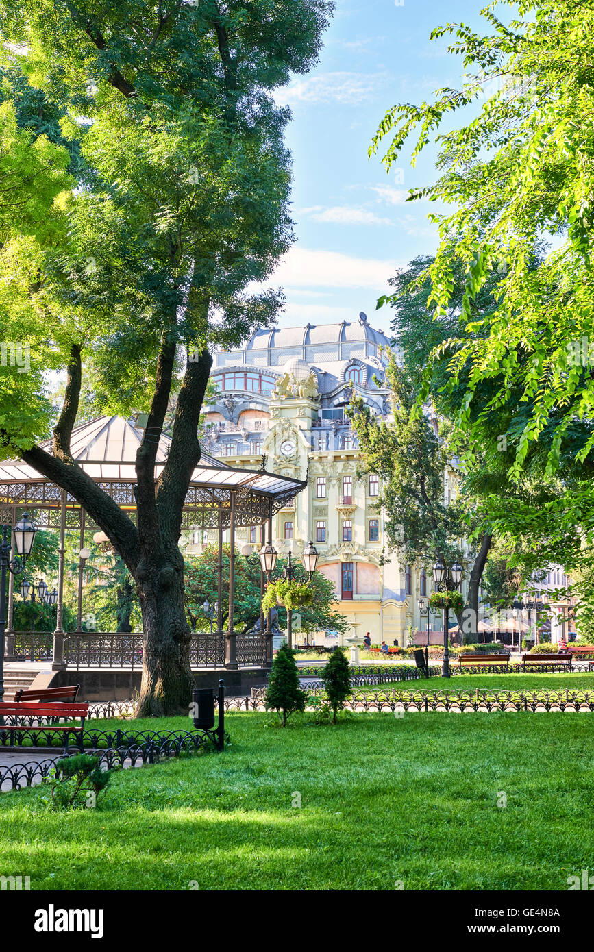 Città verde parco al centro della città, durante la stagione estiva, la ...