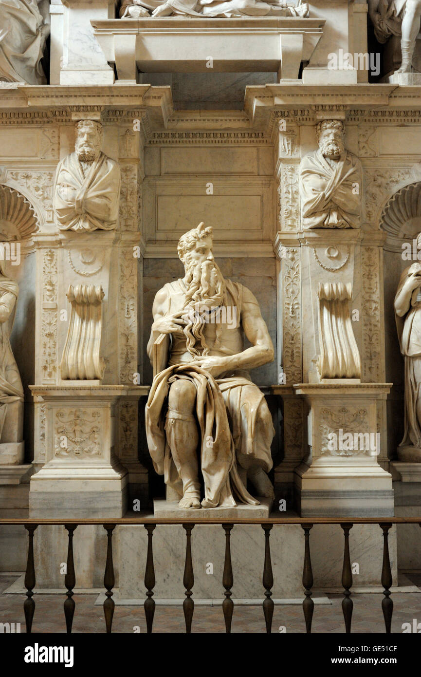 Italia, Roma, basilica di San Pietro in vincoli, statua del Mosè di ...