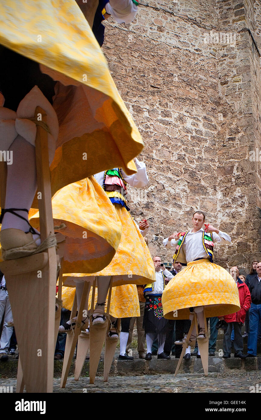 Danza de los zancos immagini e fotografie stock ad alta risoluzione - Alamy