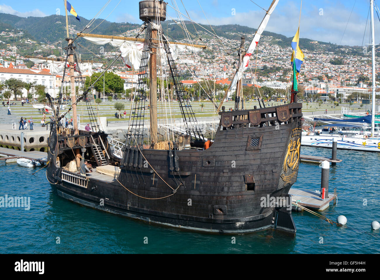 La replica della Santa Maria nave a vela nel porto di Funchal, Madeira ...