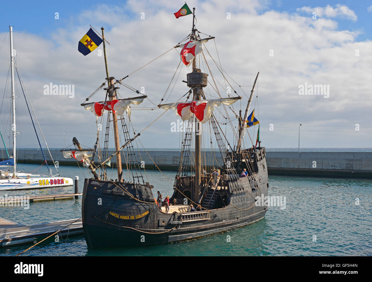 La replica della Santa Maria nave a vela nel porto di Funchal, Madeira ...