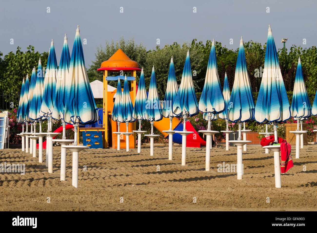 Ombrelloni chiusi immagini e fotografie stock ad alta risoluzione - Alamy