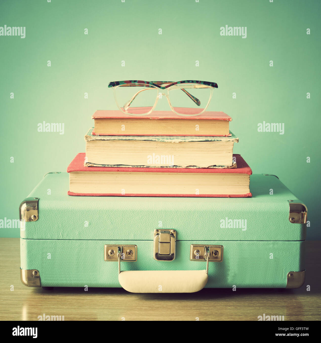 Vintage eyeglasses immagini e fotografie stock ad alta risoluzione - Alamy