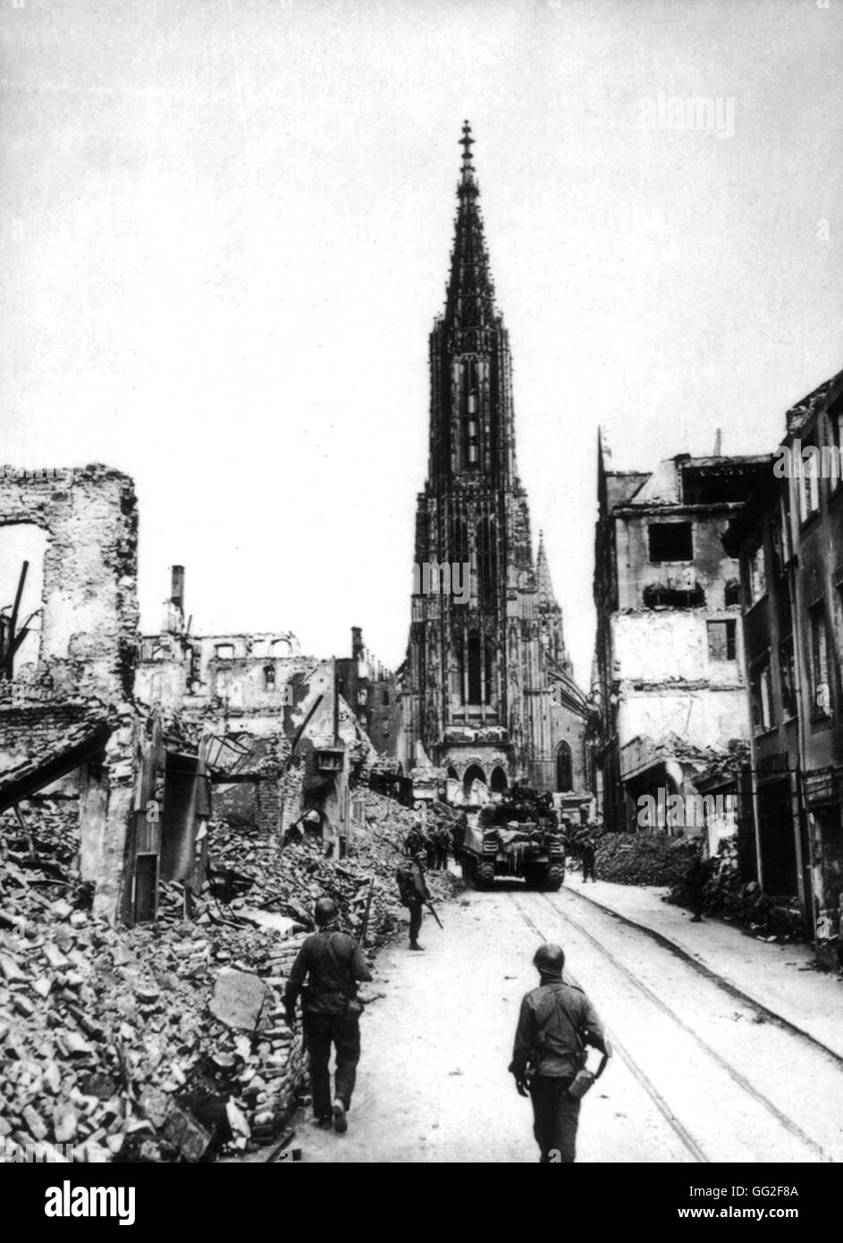 Soldati americani nei pressi della Cattedrale di Ulm, immerso tra le ...