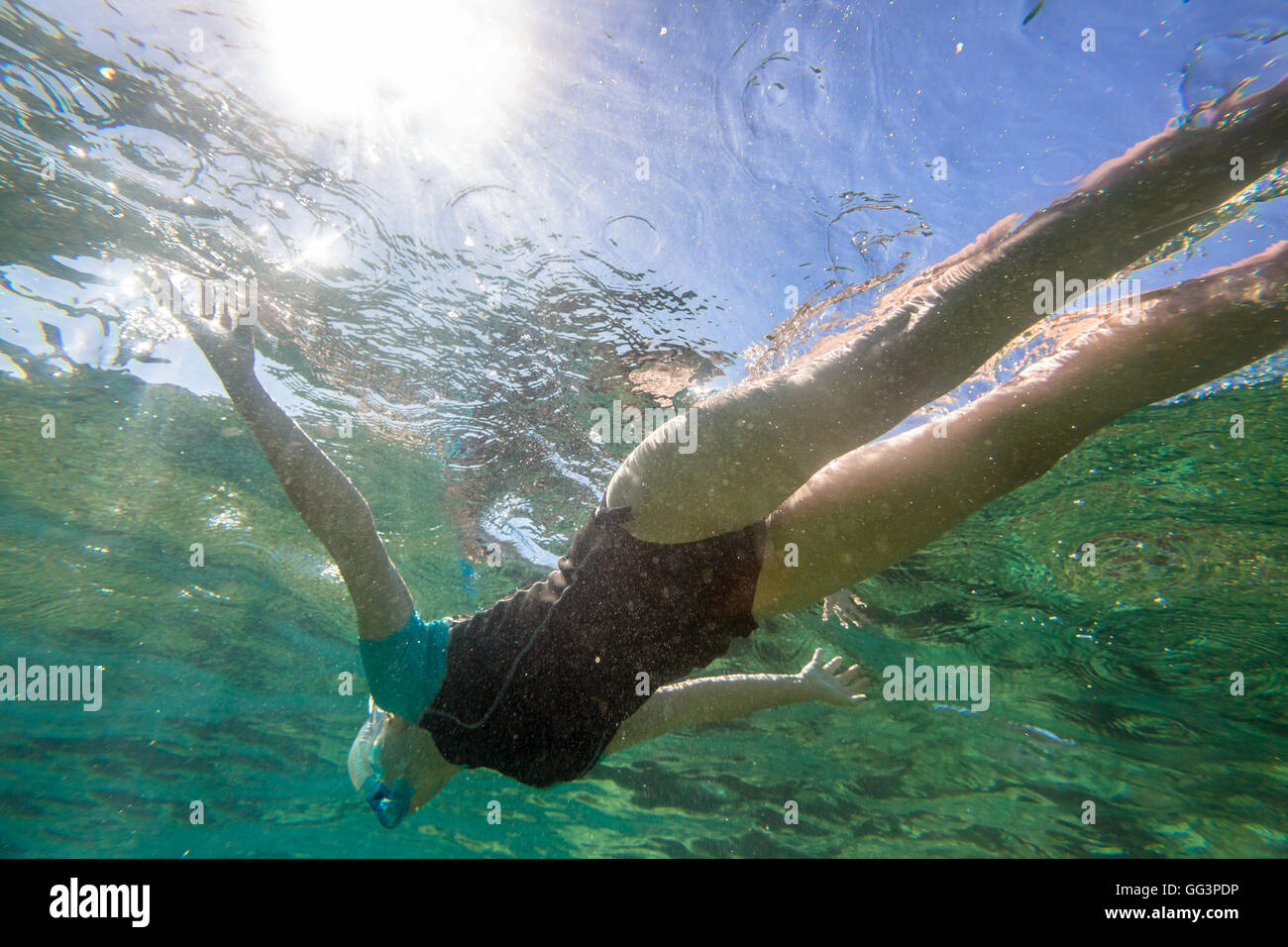 Donna che nuota sotto acqua immagini e fotografie stock ad alta ...