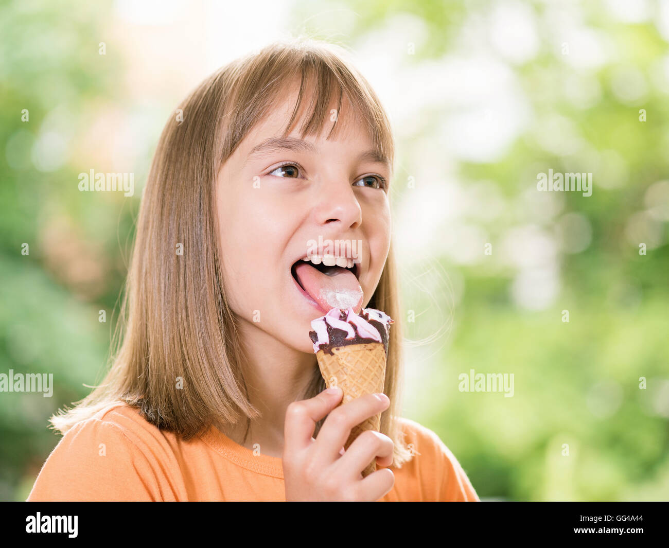 Ragazza che mangia il cono gelato immagini e fotografie stock ad alta ...