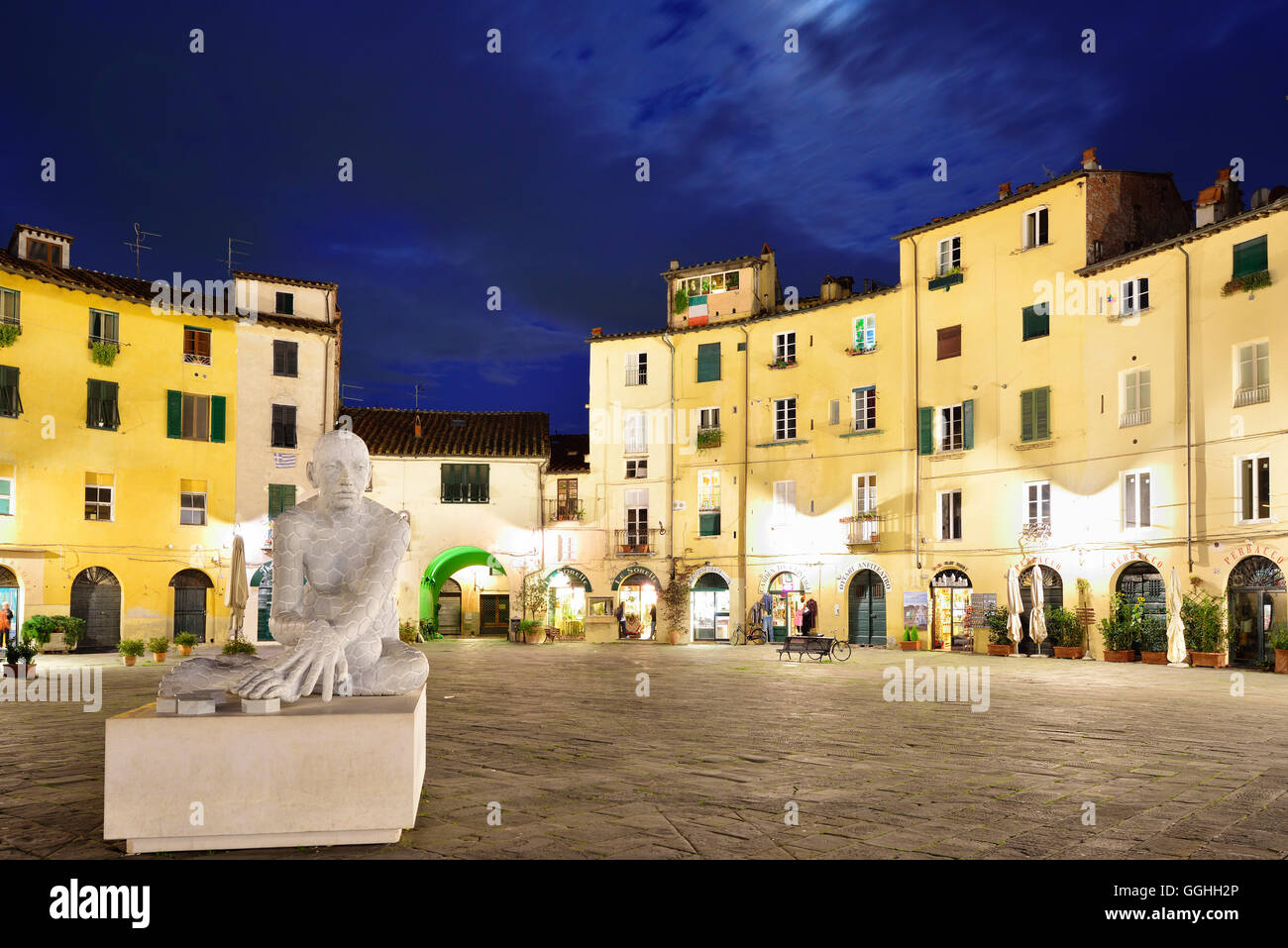 Piazza anfiteatro romano di notte immagini e fotografie stock ad alta ...