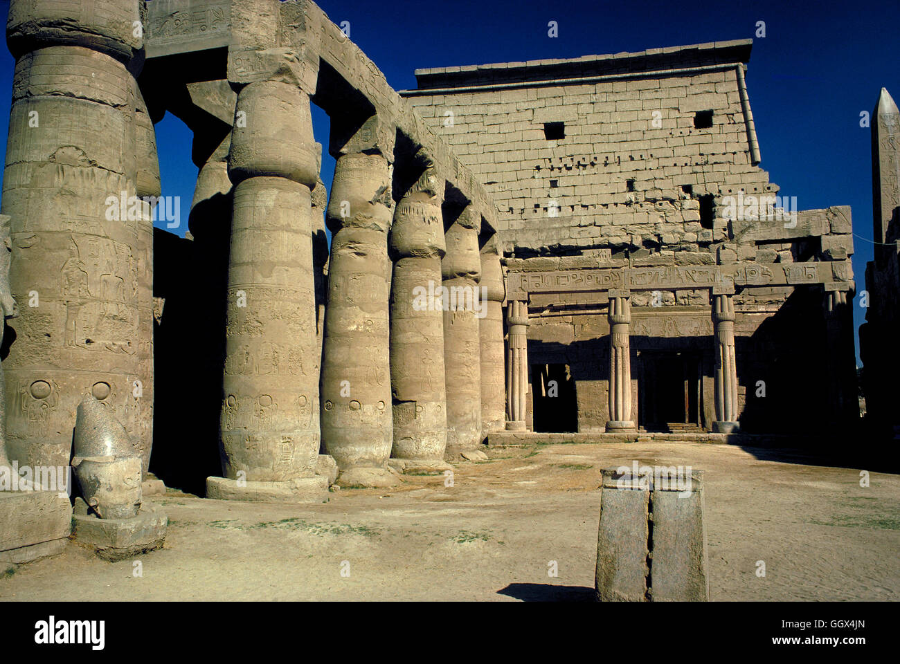 Interno e le colonne del Tempio di Luxor a Luxor - Antica Tebe - Egitto ...