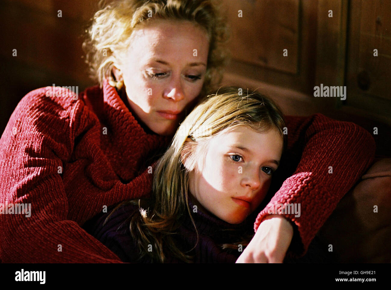 Karin (KATJA RIEMANN) und Tochter Lisa (PAULA RIEMANN) nachdenklich ...