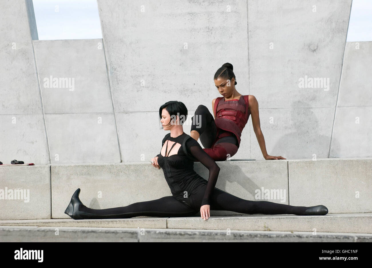 AEON FLUX USA 2005 Karyn Kusama Charlize Theron (Aeon Flux) in una ...