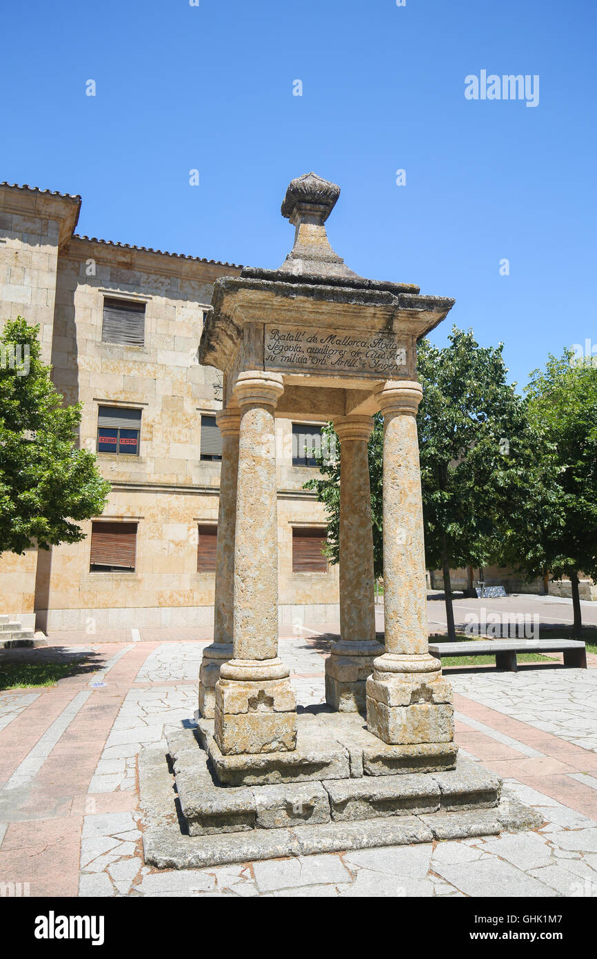 Un monumento presso la Cattedrale di Ciudad Rodrigo, una città di ...