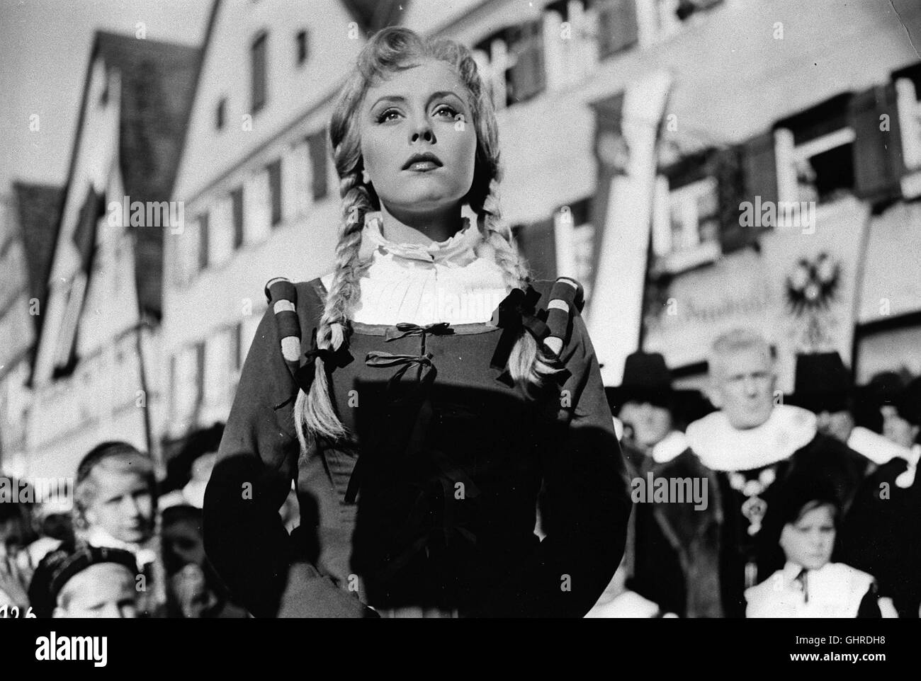 Am Brunnen vor dem Tore Die junge Wirtin Inge Bachner (SONJA ZIEMANN ...