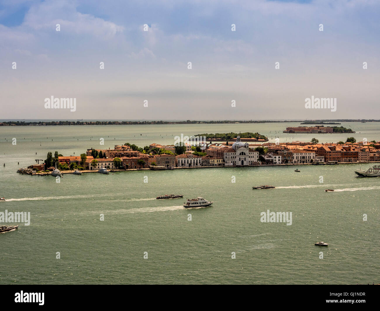 Vista aerea di isola della Giudecca con il mare bianco fronteggiata ...