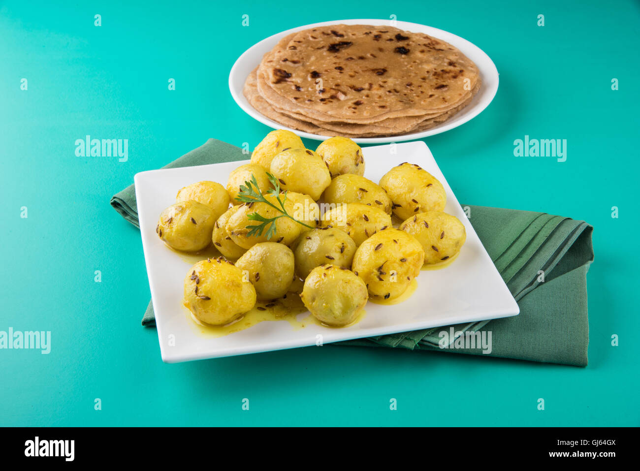 Asciugare il curry di patate o di patate o bhaji aalu bhaji e chapati o ...
