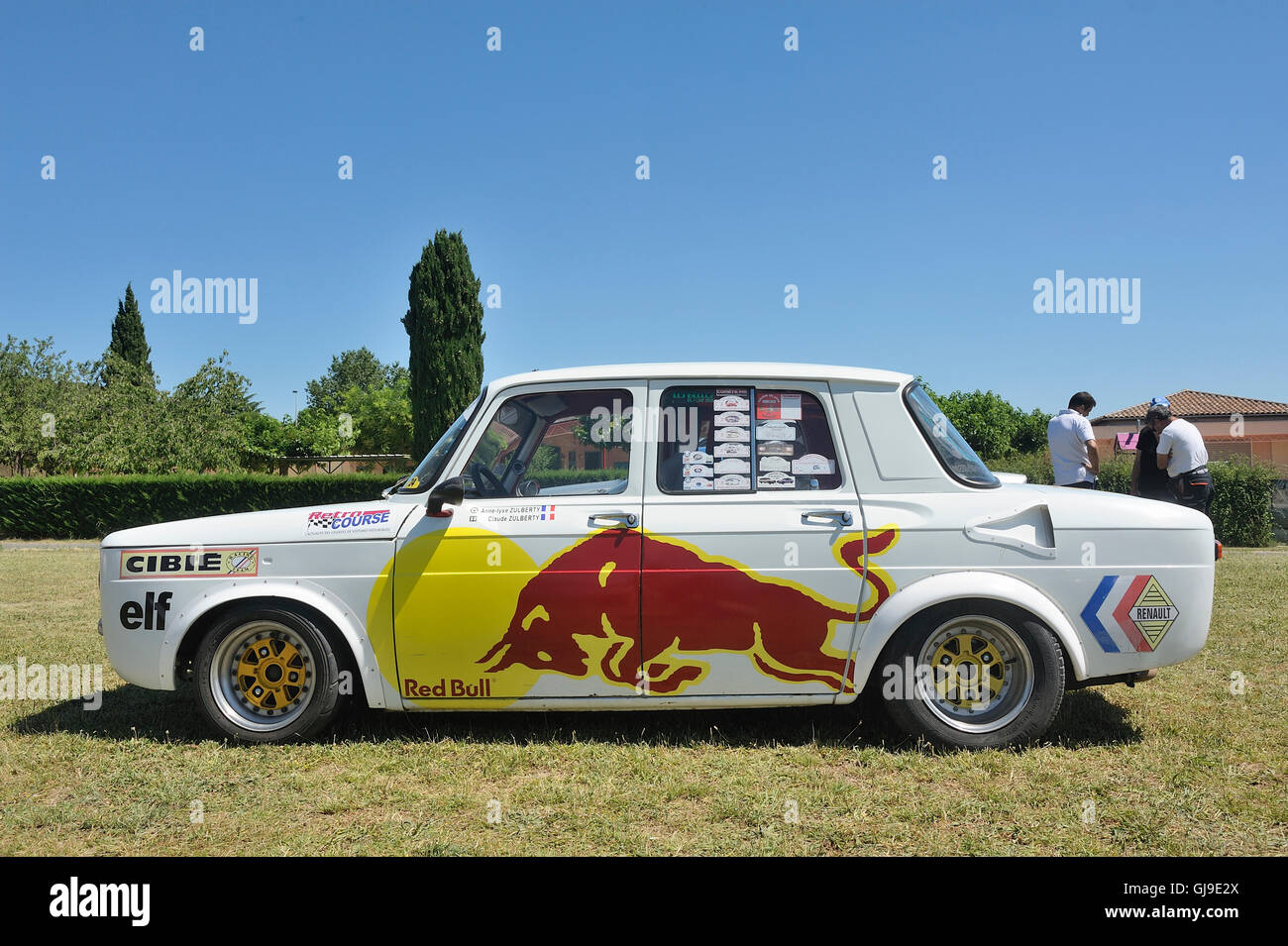 La Renault 8 Gordini racing equipaggiata con Red Bull pubblicità sul ...