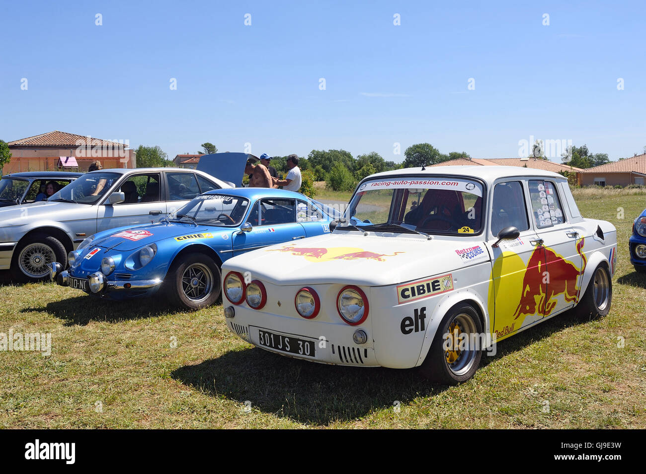 La Renault 8 Gordini racing equipaggiata con Red Bull pubblicità sul ...