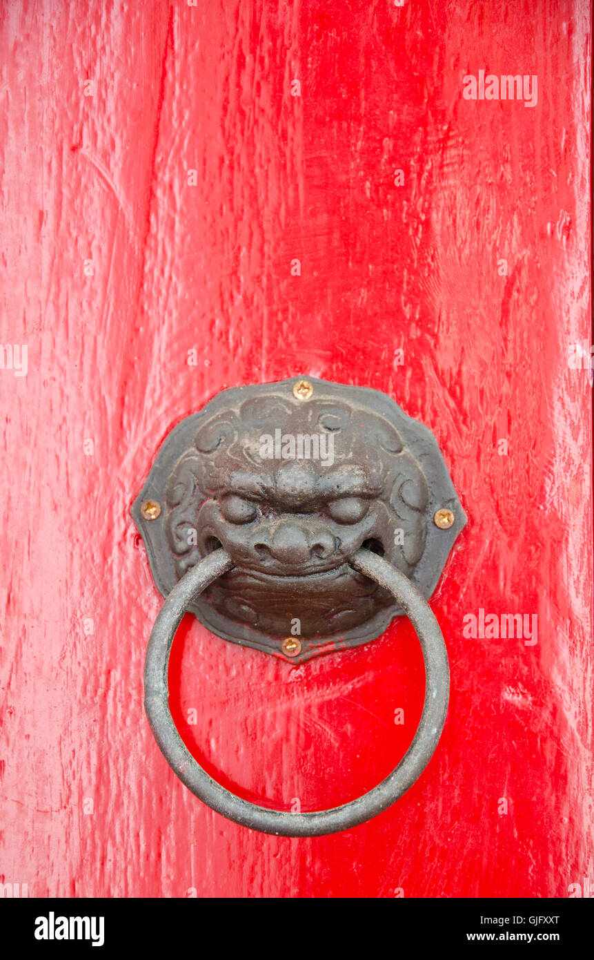 Bussare alla porta di metallo immagini e fotografie stock ad alta ...