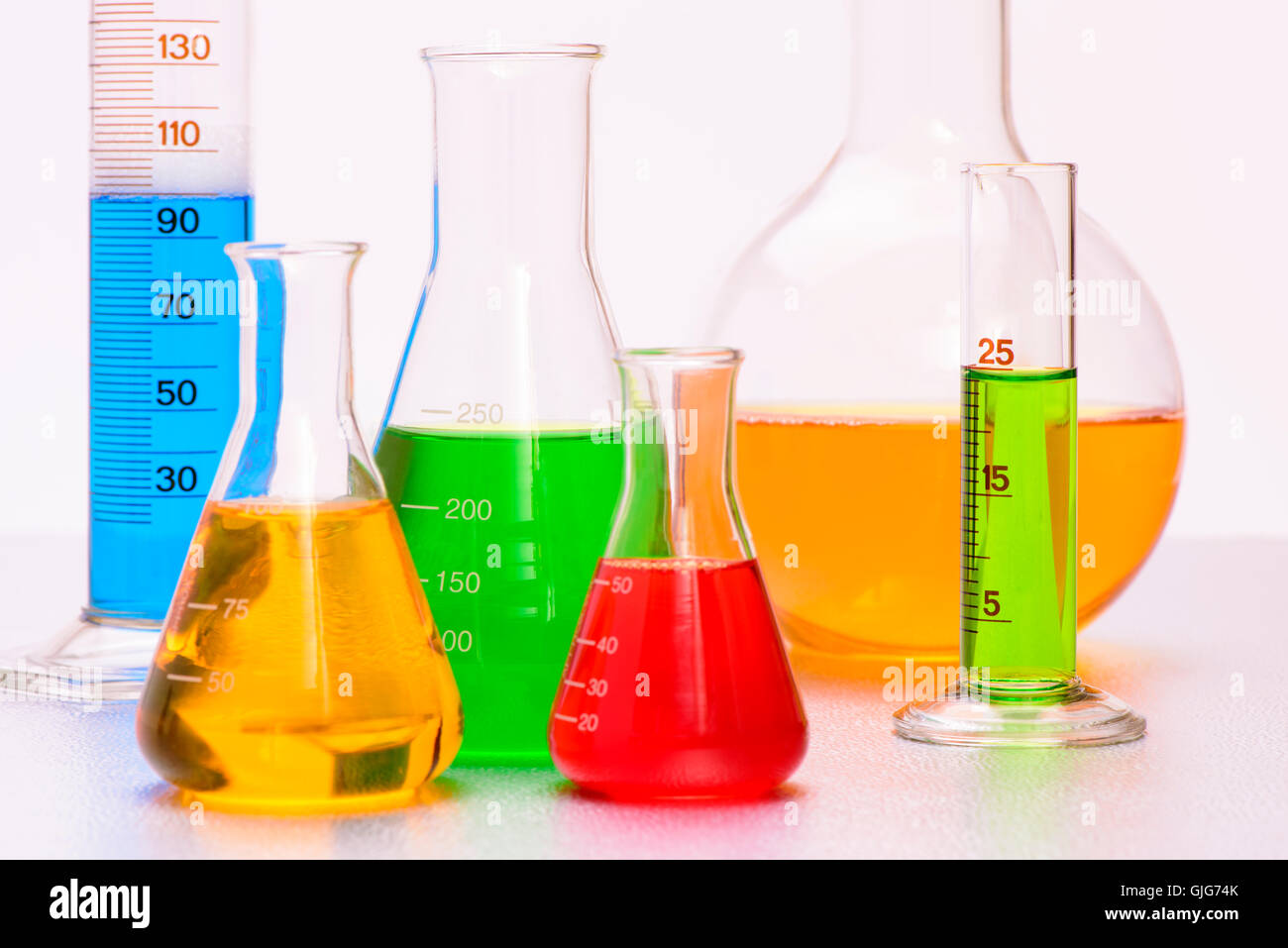 Laboratorio di chimica con la vetreria e provette Foto stock - Alamy