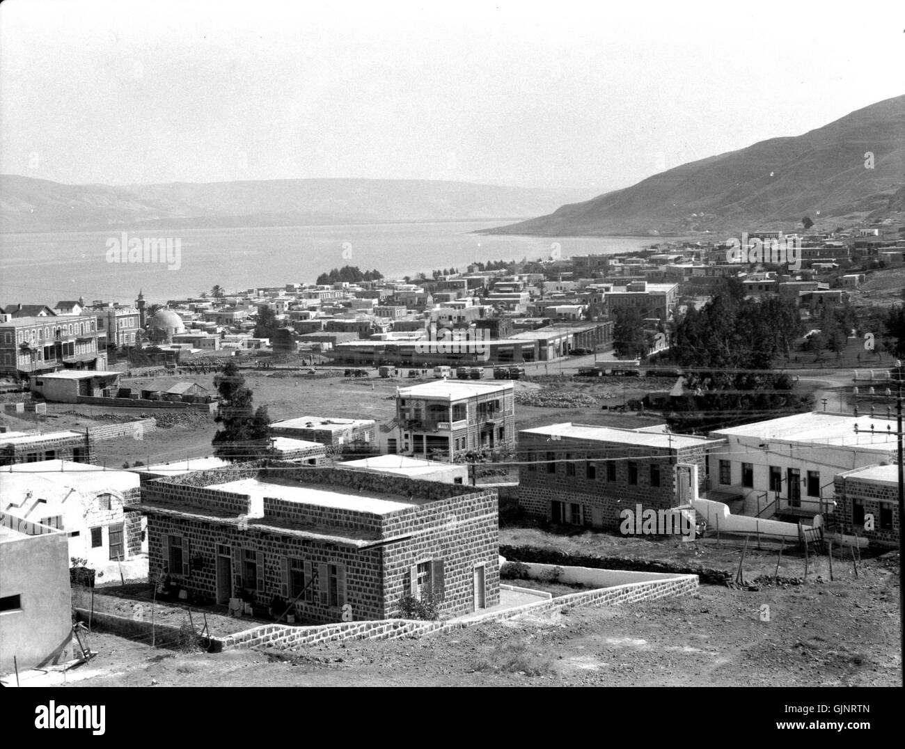 Una visione generale di Tiberiade, Israele, tra il 1934 e il 1939, che ...