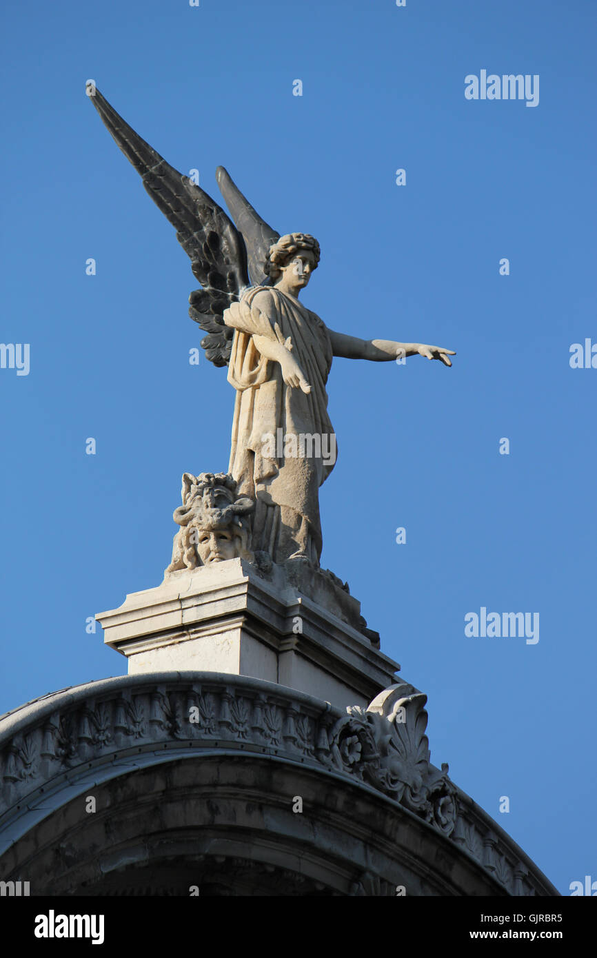 Statua di angelo pensieroso immagini e fotografie stock ad alta ...