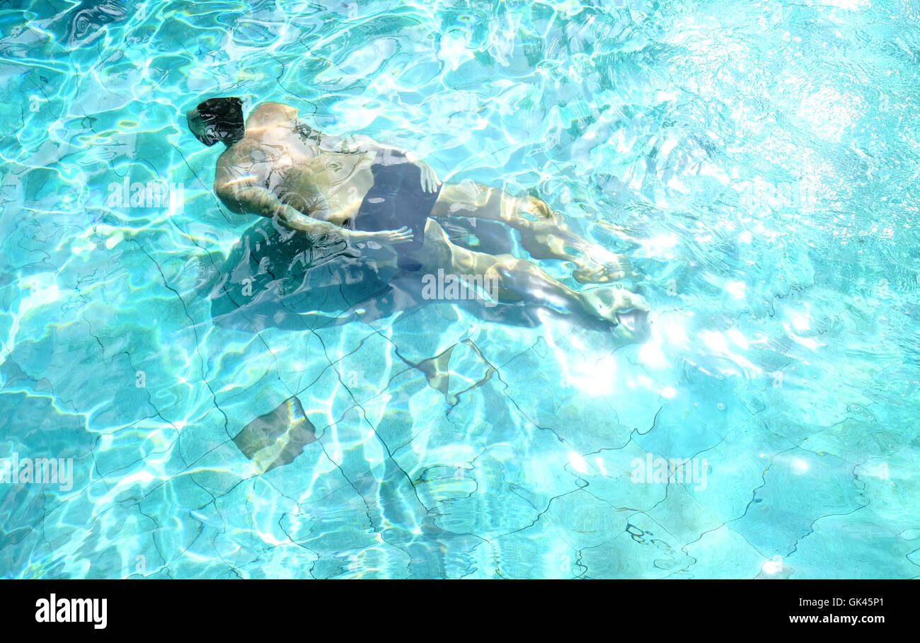Uomo che nuota sott'acqua in piscina immagini e fotografie stock ad ...