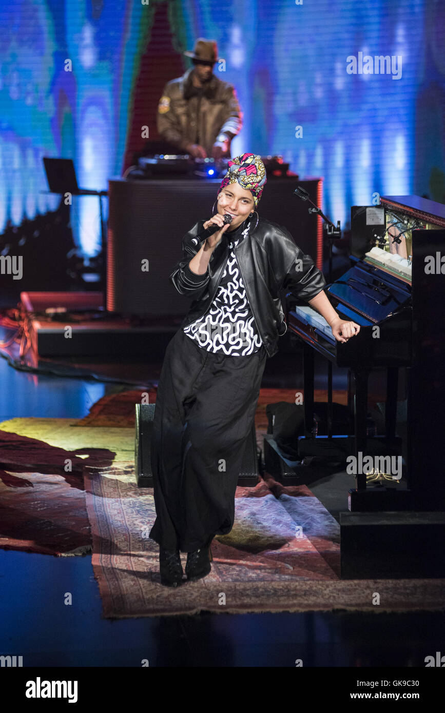 Alicia Keys viene visualizzato sulla TV italiana mostra 'Che tempo che ...