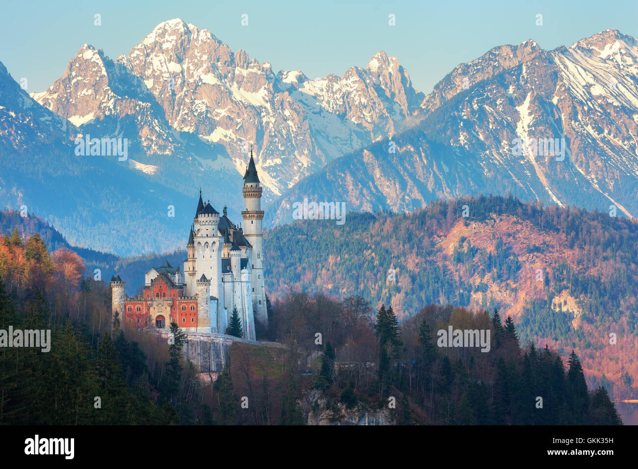 Castello di neuschwanstein sullo sfondo immagini e fotografie stock ad ...