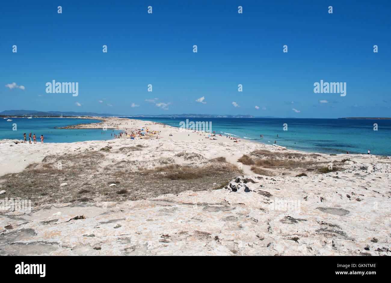 Formentera, isole Baleari: vista di Platja de ses Illetes, una delle ...