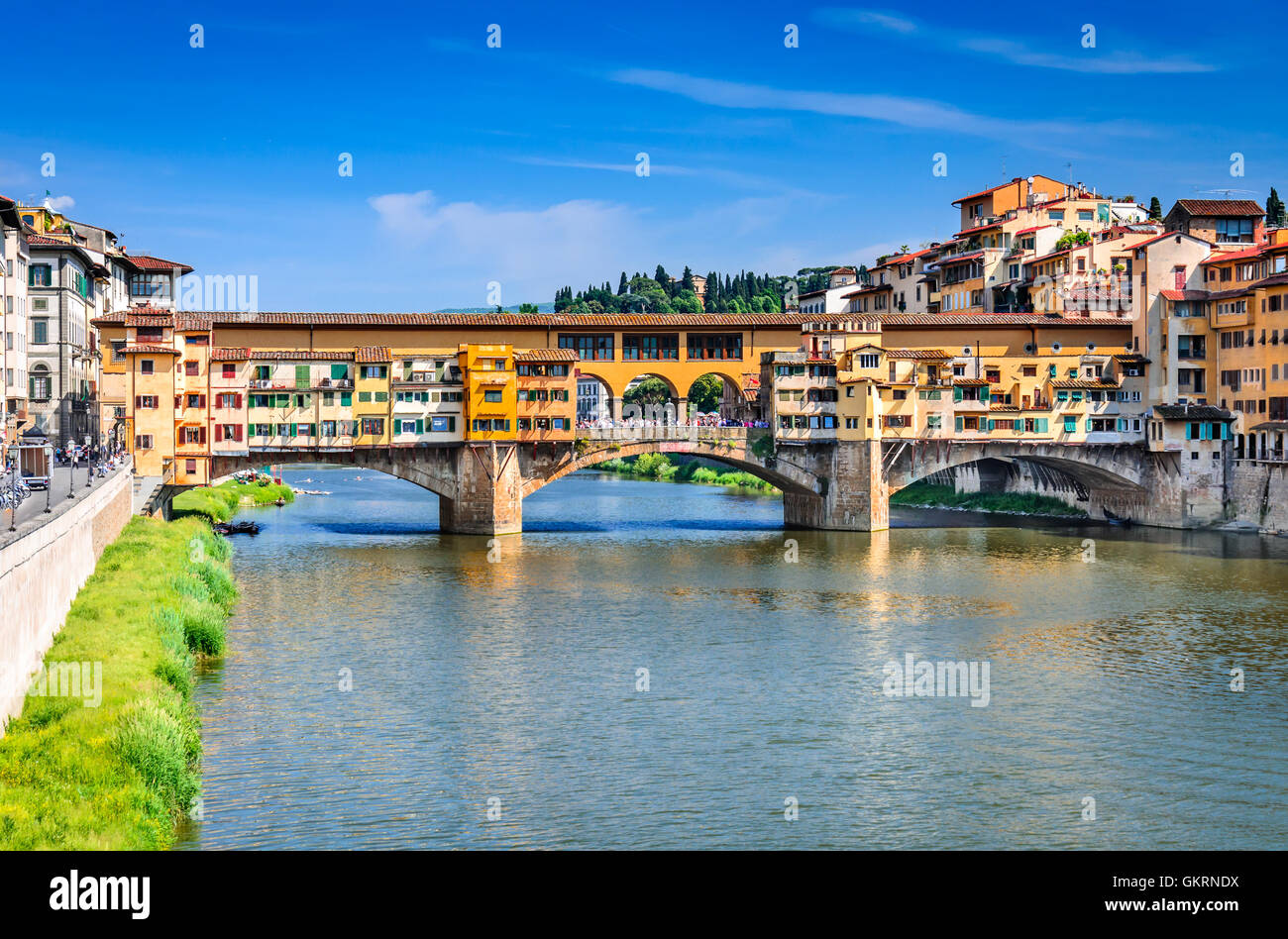 Firenze, Italia. Il fiume Arno e il famoso Ponte Vecchio al tramonto ...