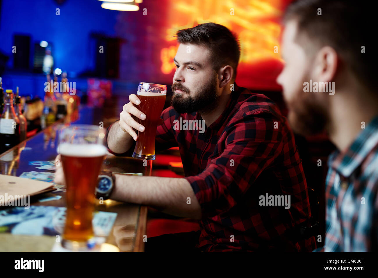 Persone sedute al bancone del bar immagini e fotografie stock ad alta ...