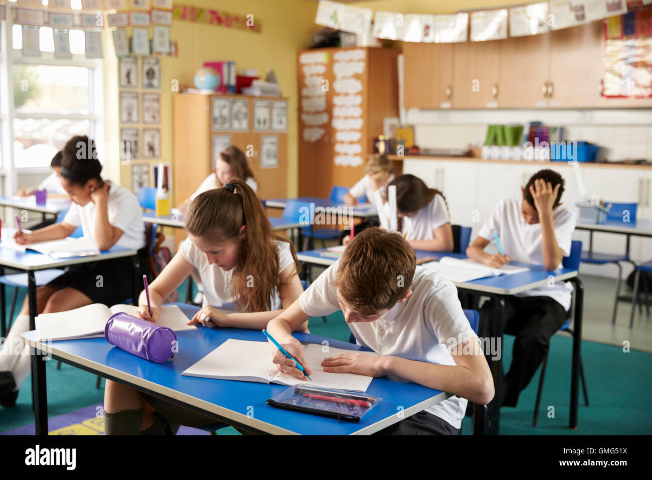Classe della scuola elementare i ragazzi che studiano in un'aula Foto ...