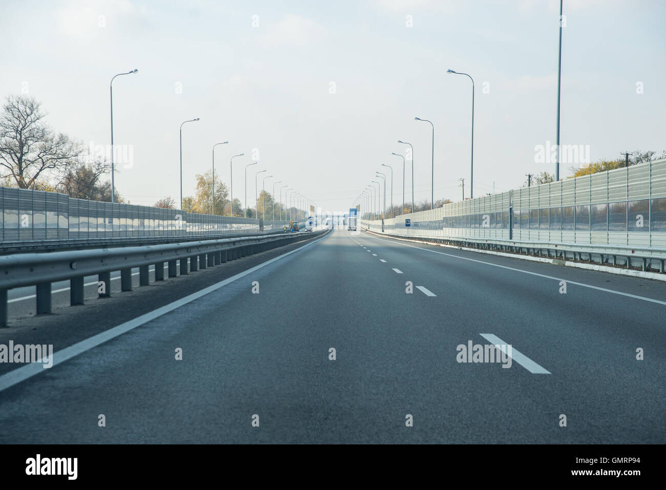 Autostrada asfaltata immagini e fotografie stock ad alta risoluzione ...