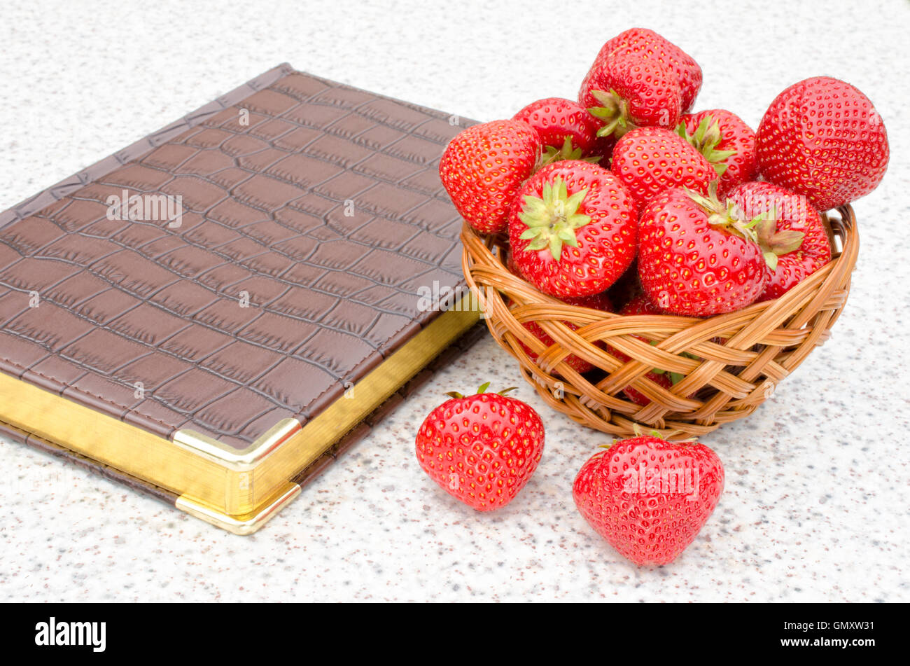 Libro rilegato in rosso immagini e fotografie stock ad alta risoluzione ...