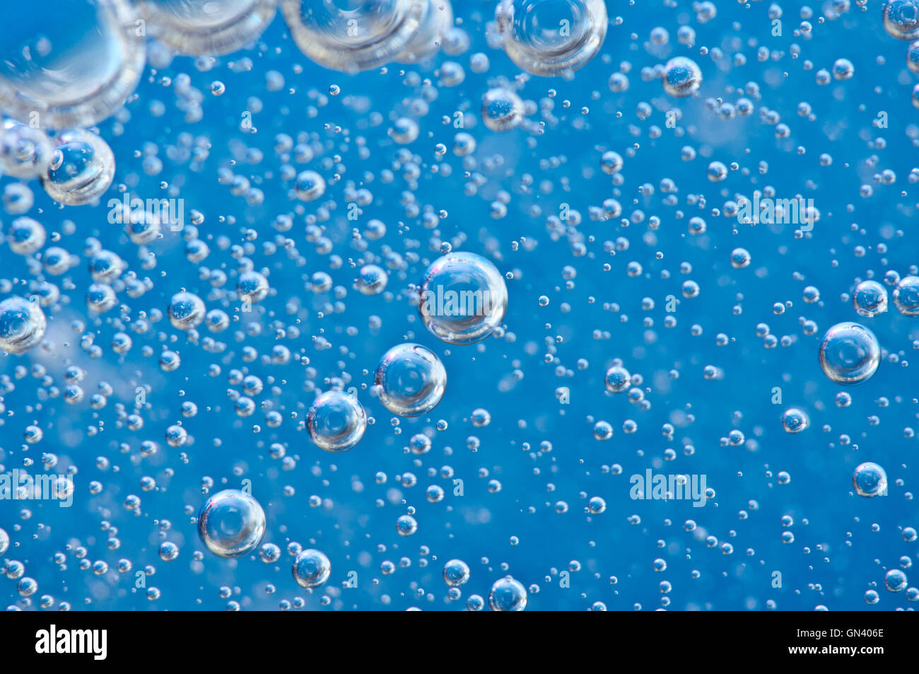 Macro delle bolle di ossigeno in blu chiaro acqua, concetti come ...