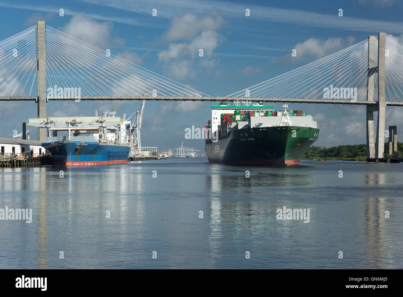 Evergreen container ship immagini e fotografie stock ad alta ...