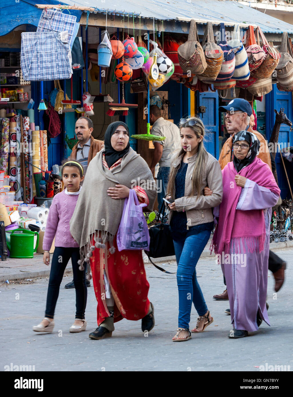 Essaouira, Marocco. Le donne del vestito di stili: moderni vs ...