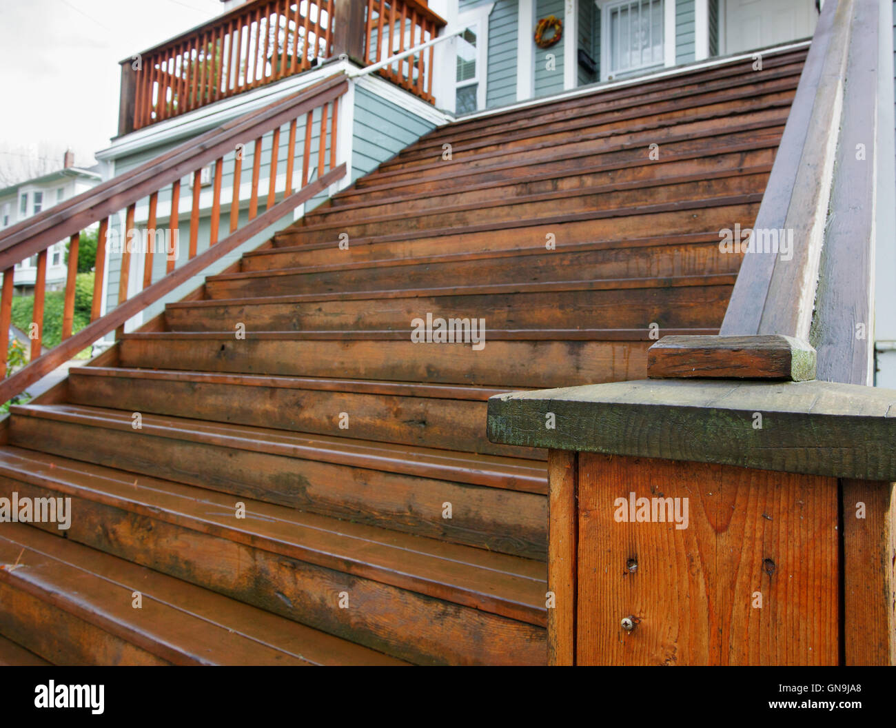Lunghe scale in legno immagini e fotografie stock ad alta risoluzione ...