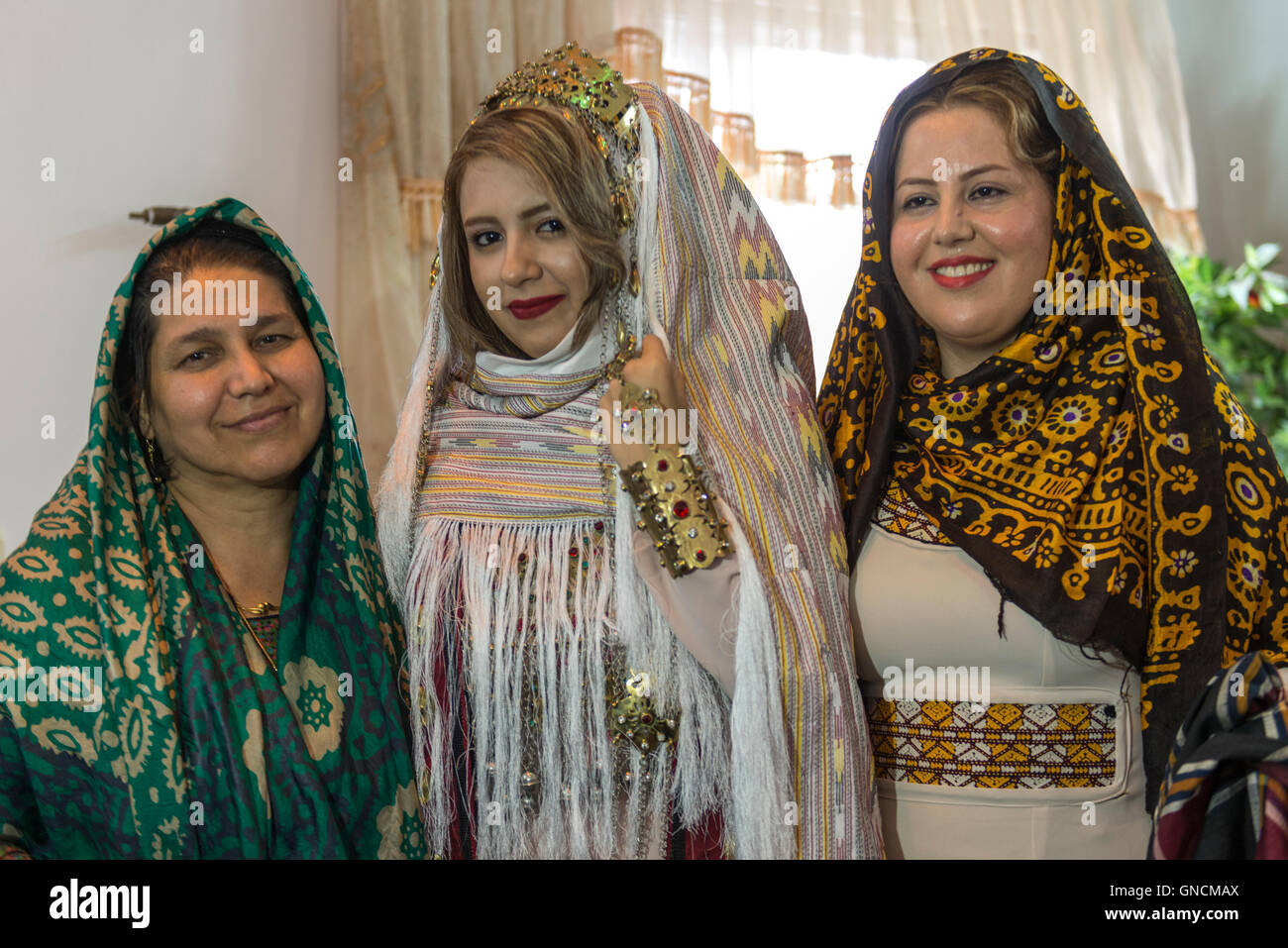 Bandar Torkaman, turcomanni matrimonio sposa con velo tradizionale ...